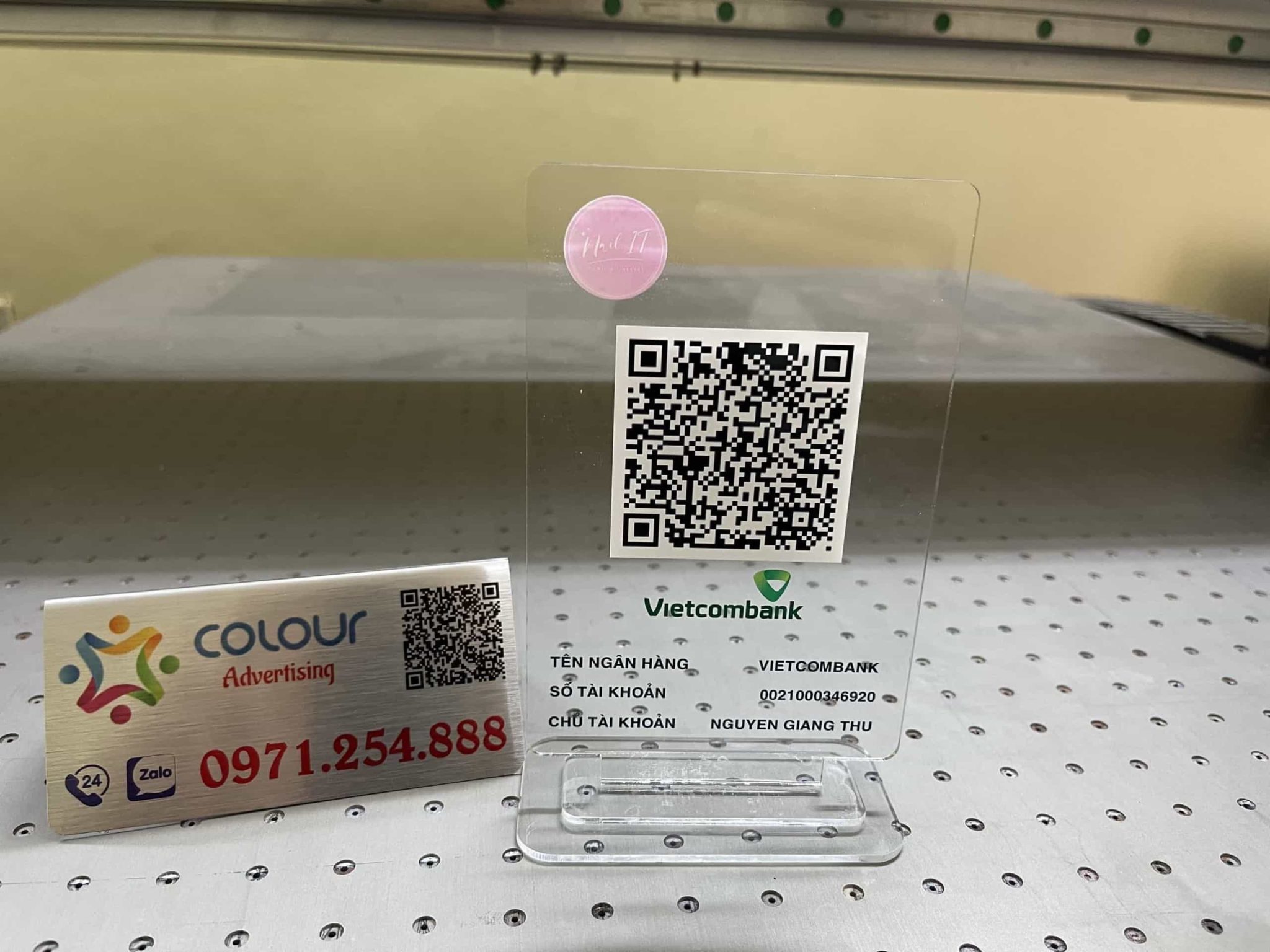 Làm bảng mica quét mã QR để bàn đẹp giá rẻ lấy ngay