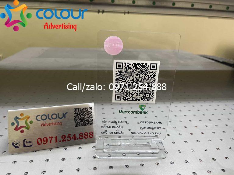 Làm bảng mica quét mã QR để bàn đẹp giá rẻ lấy ngay