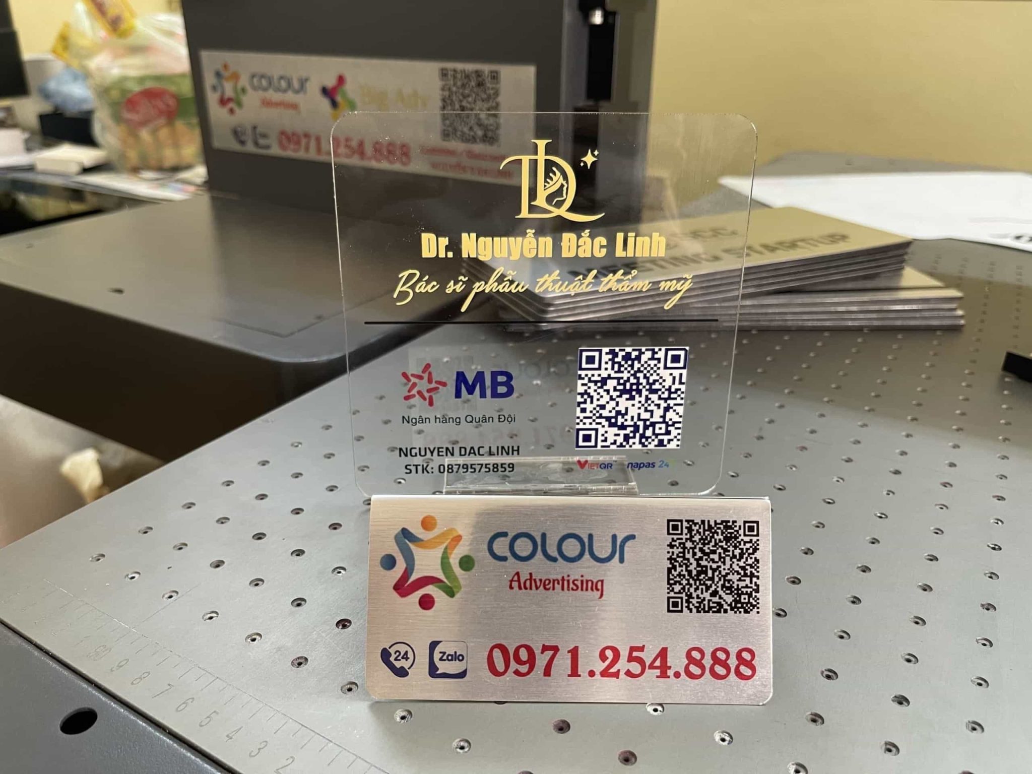 Làm bảng mica quét mã QR để bàn đẹp giá rẻ lấy ngay