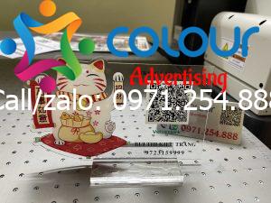 Làm bảng mica quét mã QR để bàn đẹp giá rẻ lấy ngay