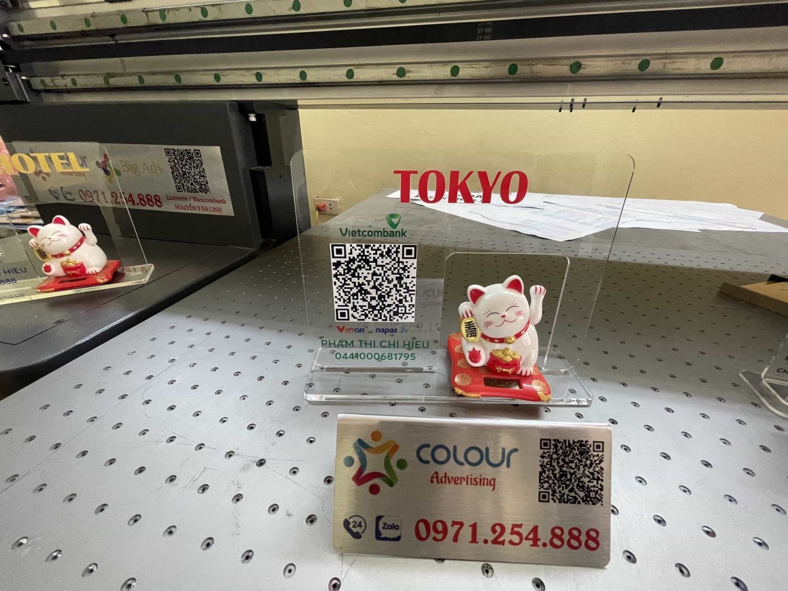 Làm bảng mica quét mã QR để bàn đẹp giá rẻ lấy ngay