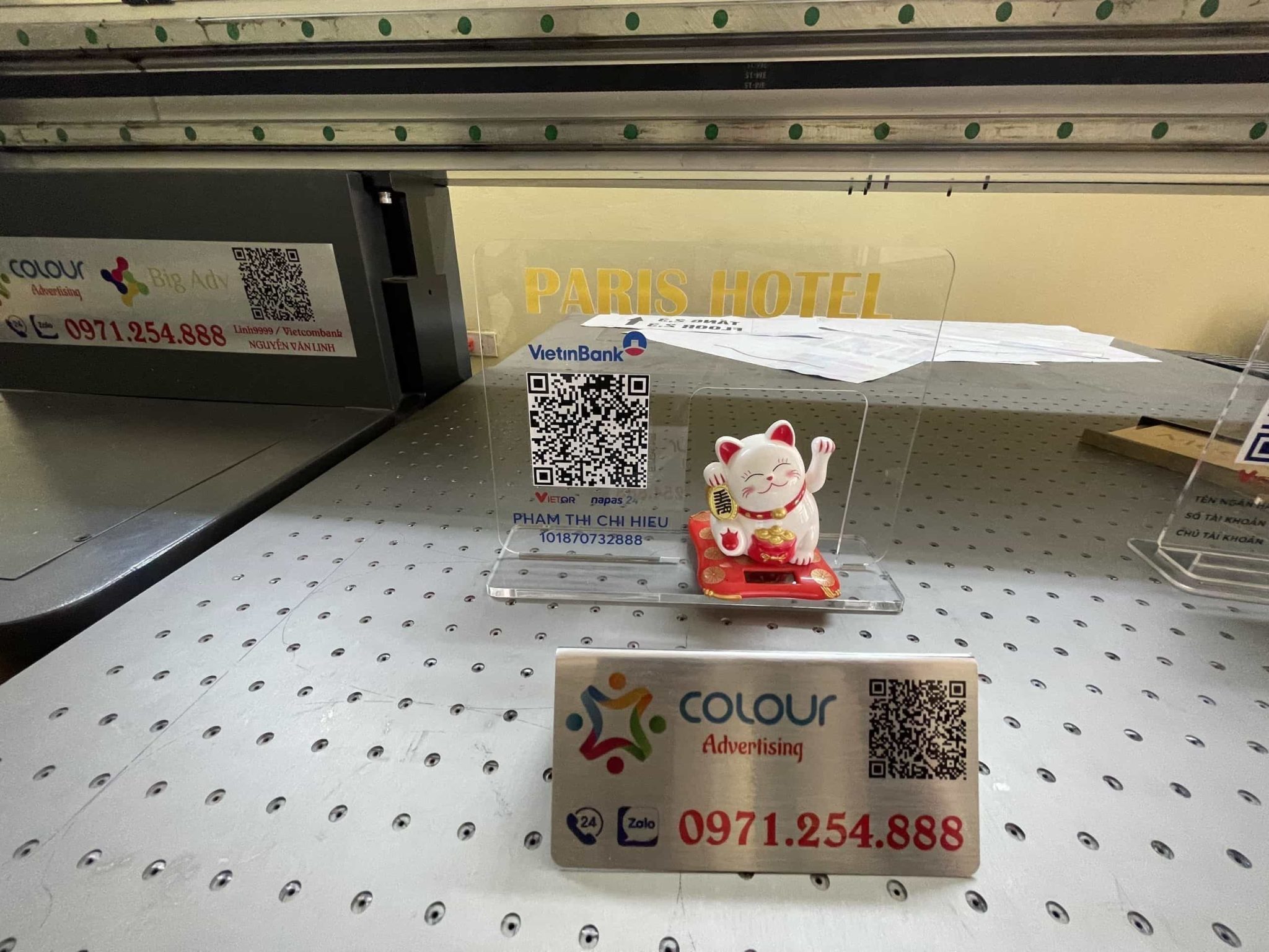 Làm bảng mica quét mã QR để bàn đẹp giá rẻ lấy ngay