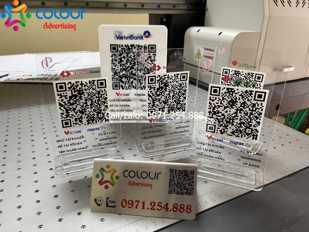 Làm bảng mica quét mã QR để bàn đẹp giá rẻ lấy ngay