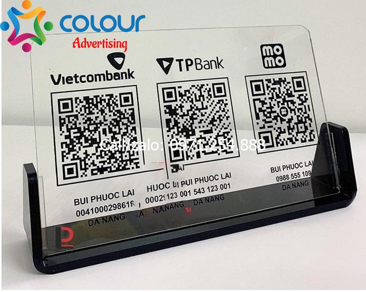Làm bảng mica quét mã QR để bàn đẹp giá rẻ lấy ngay