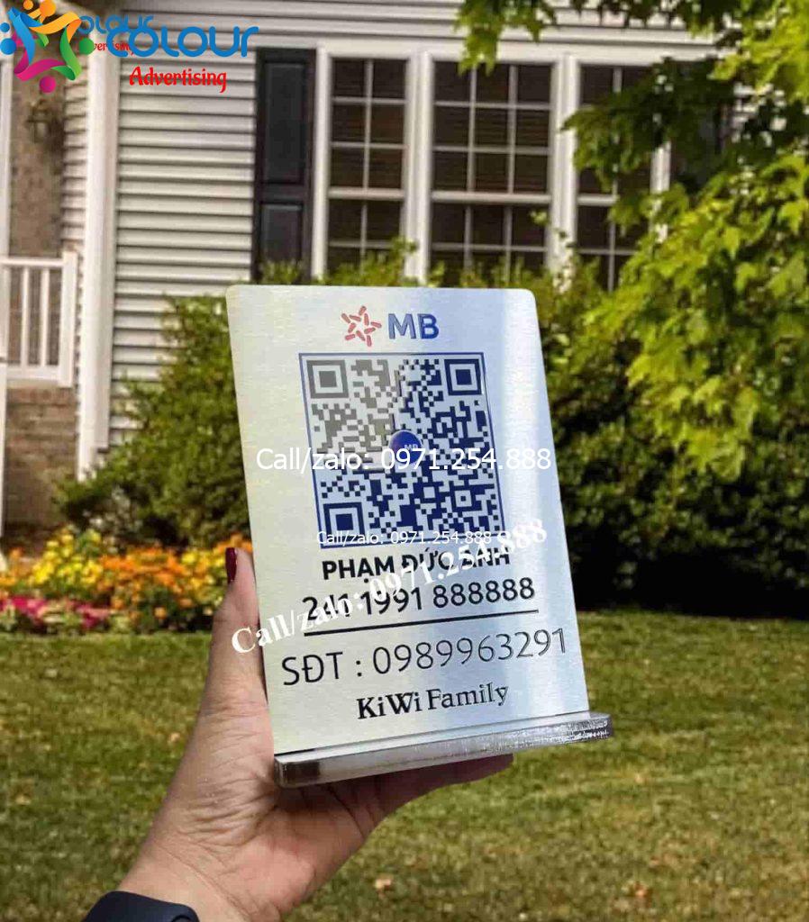 Làm bảng mica quét mã QR để bàn đẹp giá rẻ lấy ngay